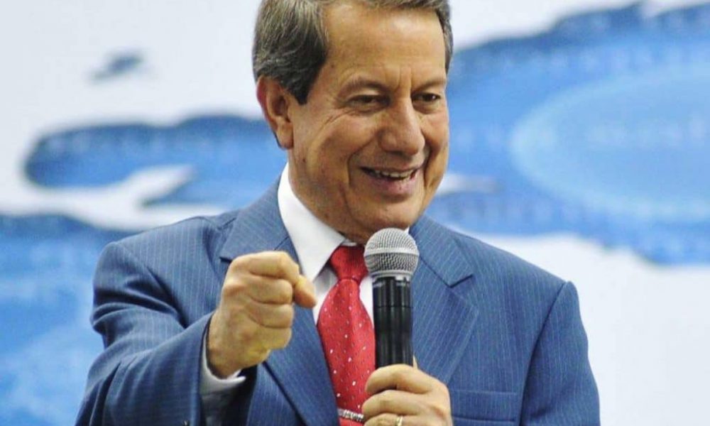 Governo concede passaporte diplomático ao pastor RR Soares