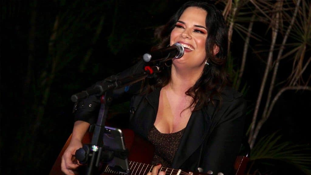 Prata da casa! Cantora Daniela Firme lança seu primeiro clipe autoral ...