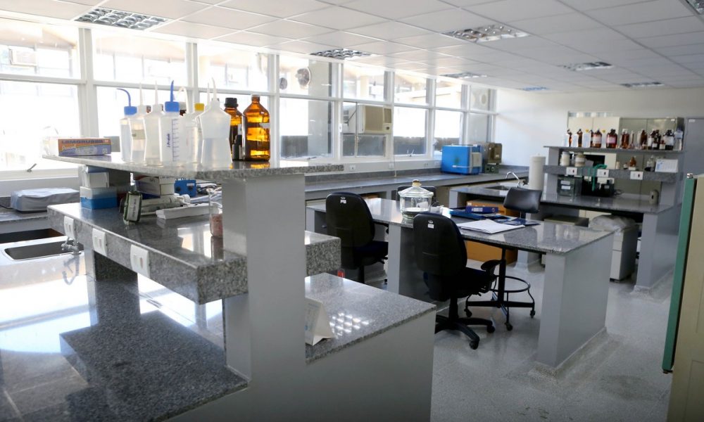 Laboratório Central ganha cinco equipamentos de testagem