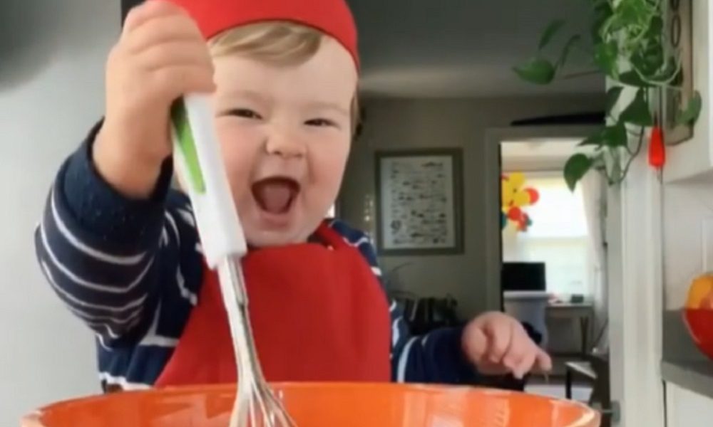 Bebê mini chef faz sucesso na internet com vídeos de receitas - Jornal ...