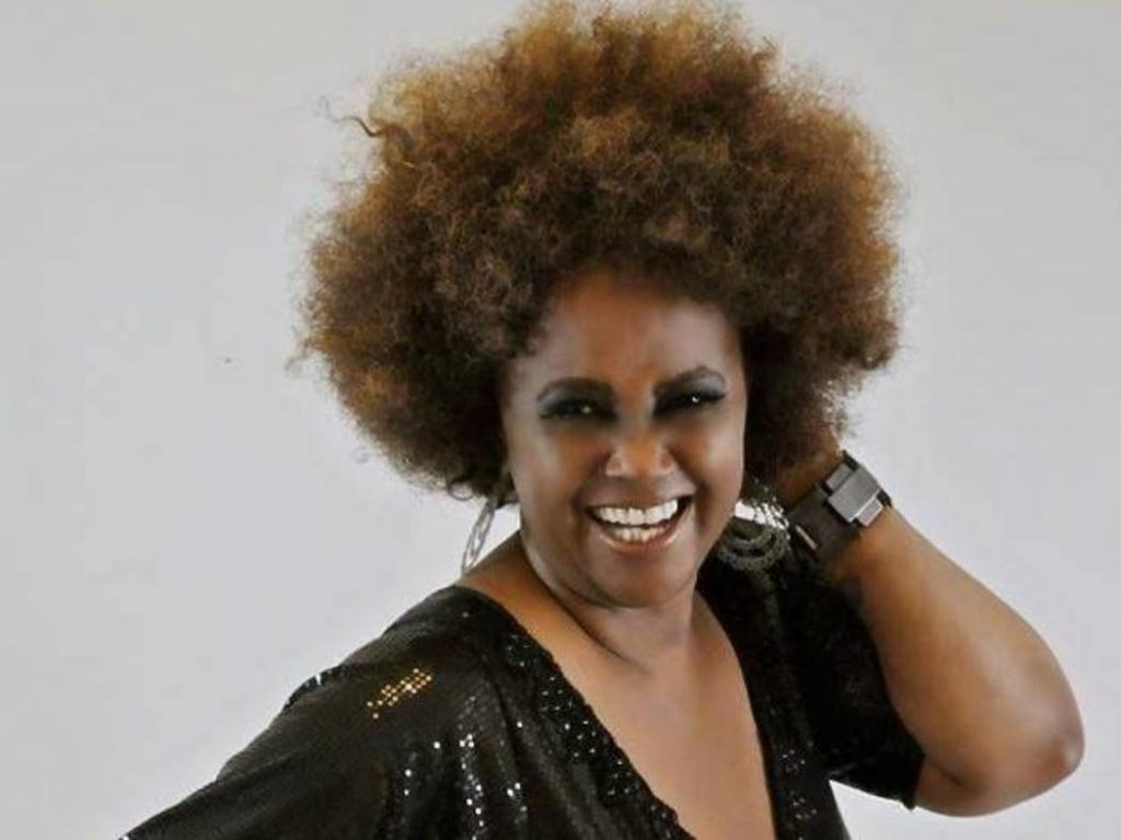 Comemorando 40 anos de carreira e 65 de vida, Sandra de Sá tem oito ...