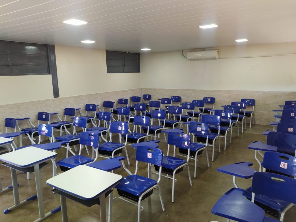 Alunos do ensino médio retornam às aulas nas escolas públicas do DF ...