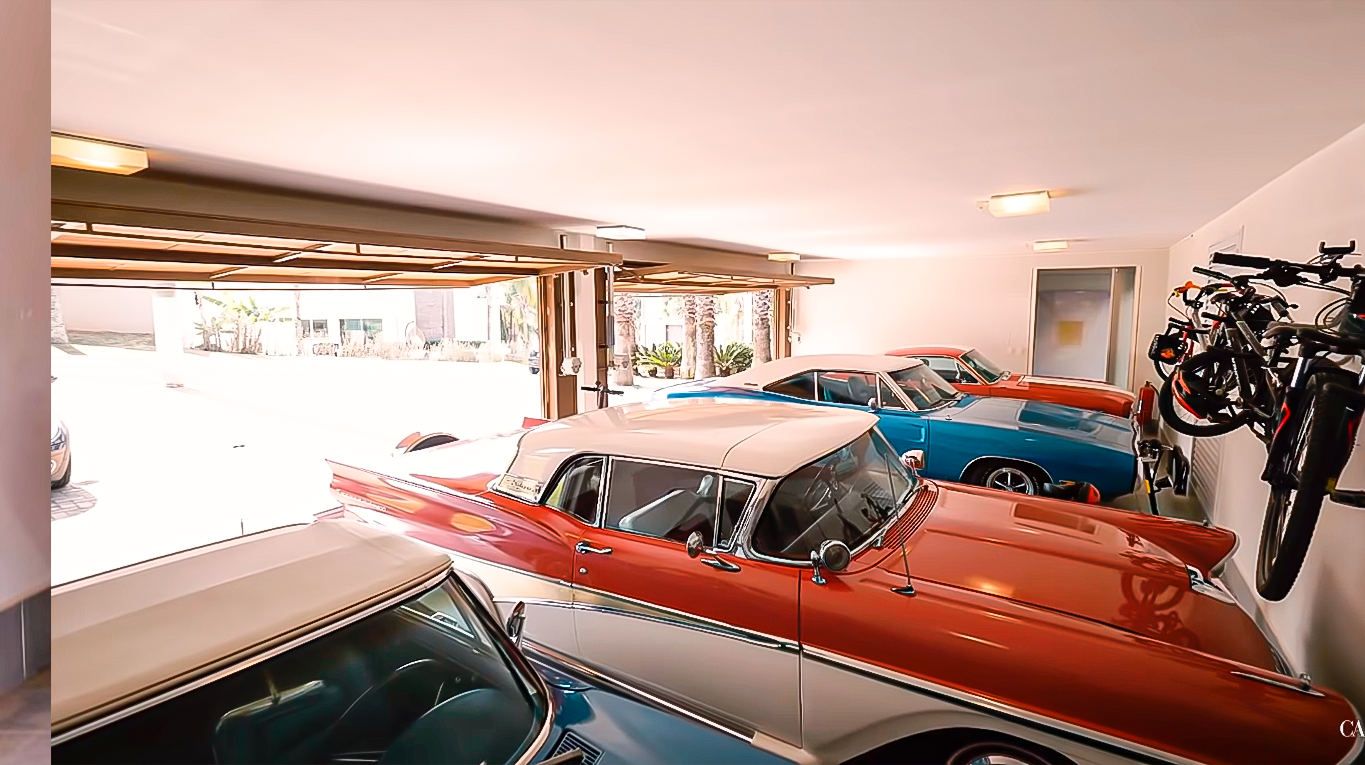 A Fantástica coleção de instrumentos musicais e carros antigos de Caito ...