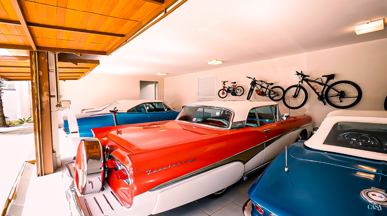 A Fantástica coleção de instrumentos musicais e carros antigos de Caito ...