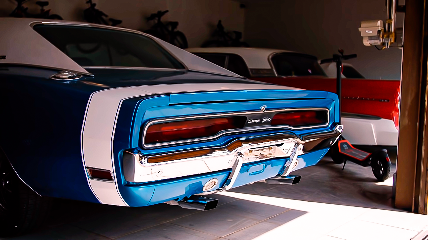 A Fantástica coleção de instrumentos musicais e carros antigos de Caito ...