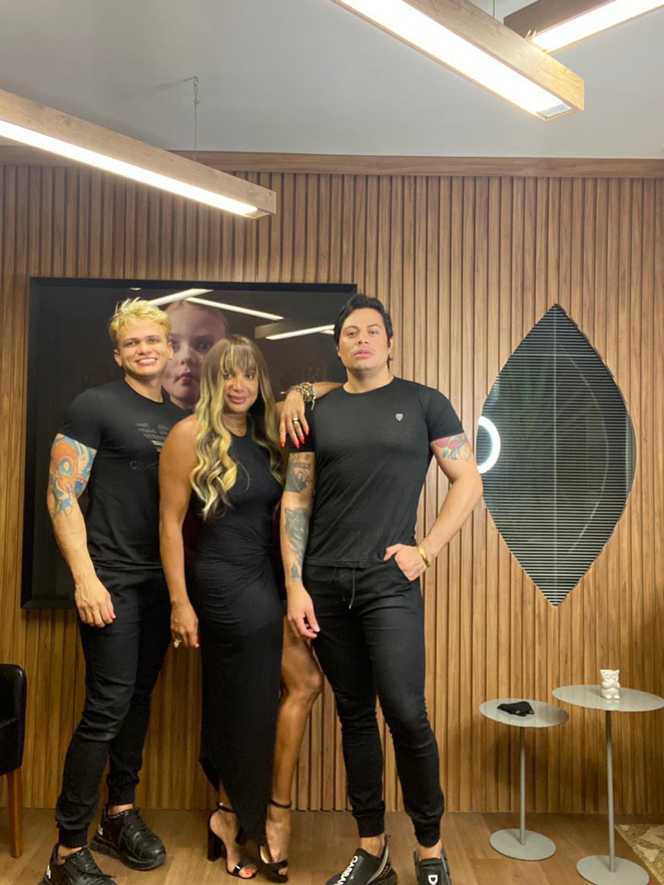 A promoter e influencer Flavia Costa dita tendência de cabelos para ...