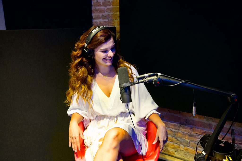 Atriz Mayana Neiva lança podcast sobre universo feminino | Jornal de ...