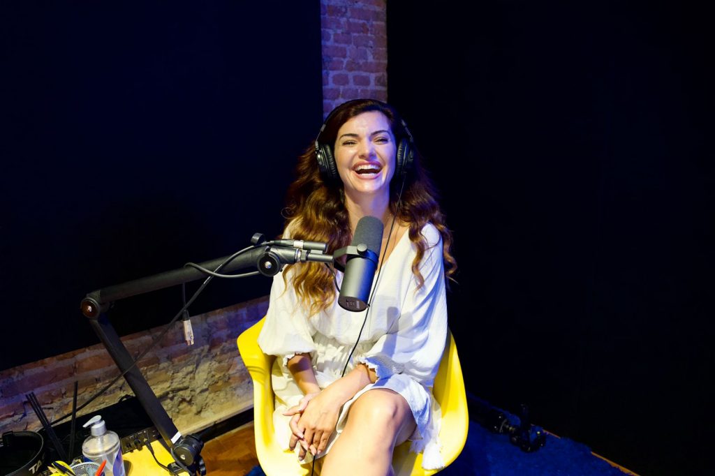 Atriz Mayana Neiva lança podcast sobre universo feminino | Jornal de ...