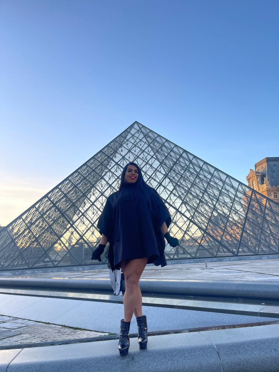 Influenciadora trans, Lady Chokey, chega em Paris com novo visual ...