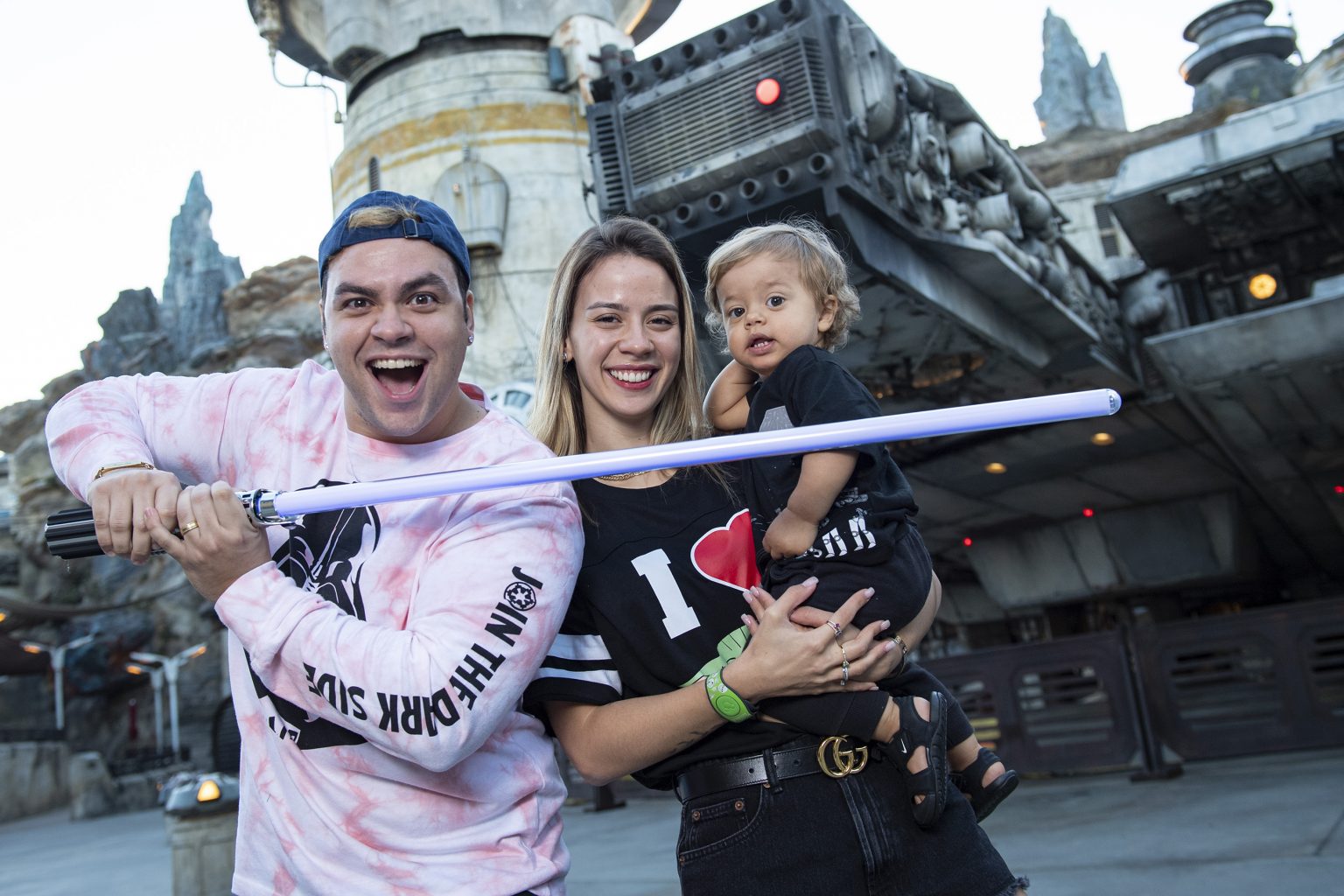 Luccas Neto leva seu filho Luke para conhecer os parques da Disney ...