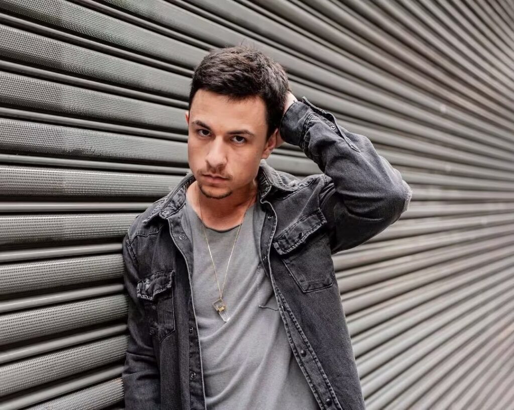 Documentário “Eu, Um Outro” chega aos cinemas protagonizado por Luca Scarpelli, primeiro homem ...