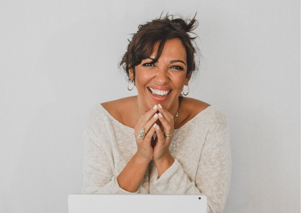 Autora best-seller, Cris Linnares, volta ao Brasil para um encontro ...