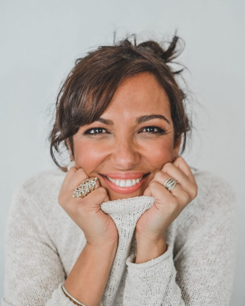 Autora best-seller, Cris Linnares, volta ao Brasil para um encontro ...