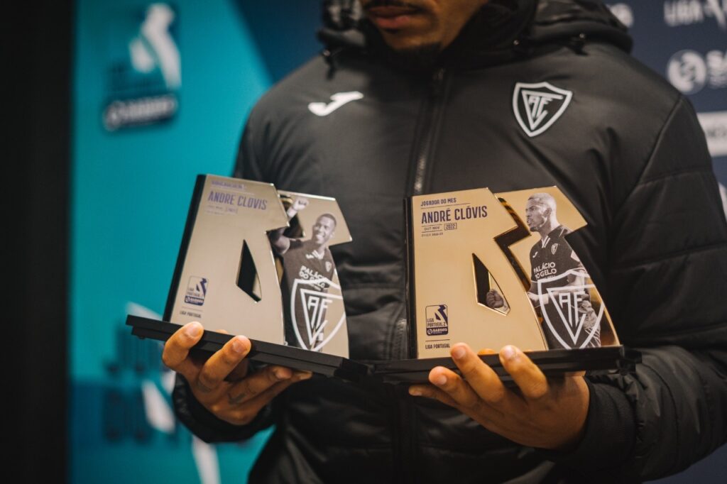 Atacante brasileiro, André Clóvis, é eleito o melhor jogador da segunda ...