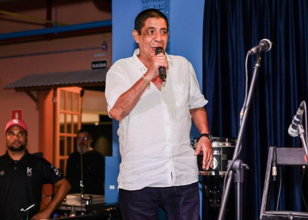 Zeca Pagodinho inaugura bar e batiza palco com nome de Serginho ...