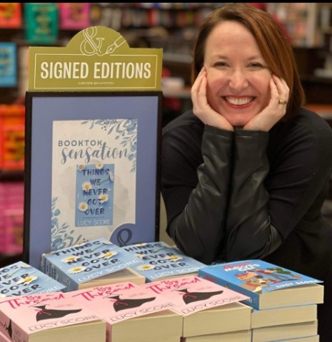 Autora americana Lucy Score, best-seller de romances, faz sucesso no ...