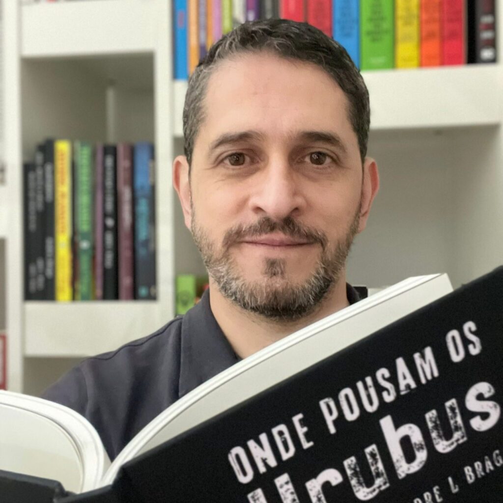 Ficção literária narra luta pelo poder, manipulação de informações ...