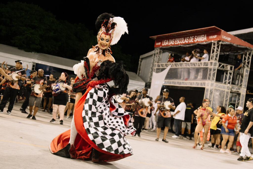 Inspirada no enredo, Camila Prins arrasa com look de colombina no ...