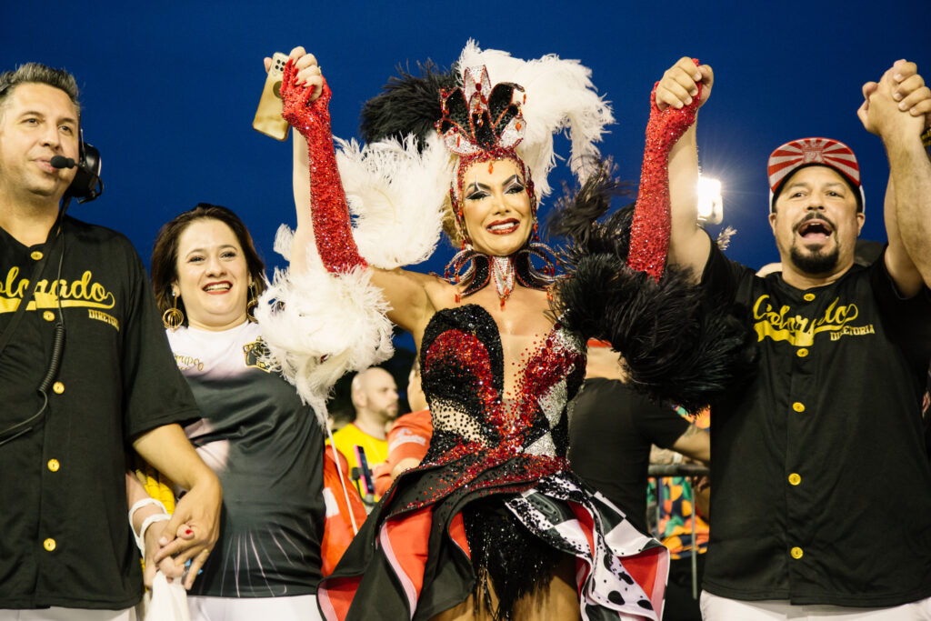 Inspirada no enredo, Camila Prins arrasa com look de colombina no ...