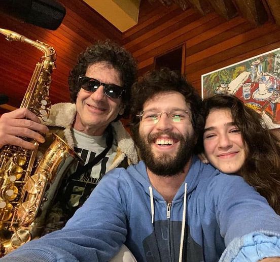 Ao comemorar 40 anos de carreira, o ex-Kid Abelha George Israel lança ...