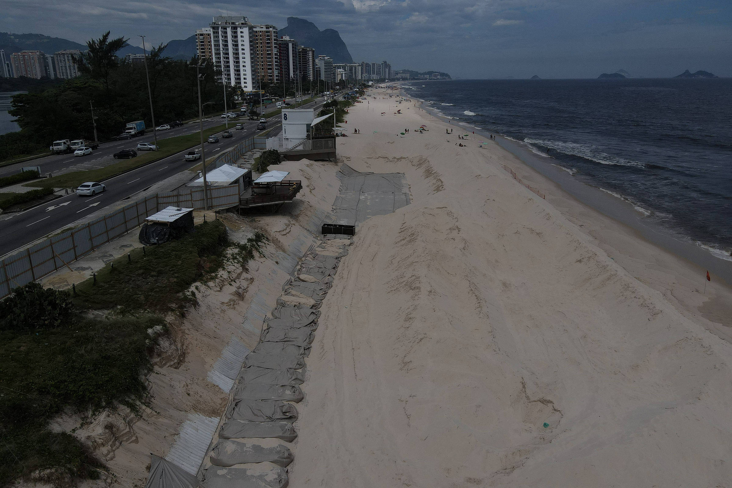 Rio põe concreto no fundo da areia de praia e revolta especialistas ...