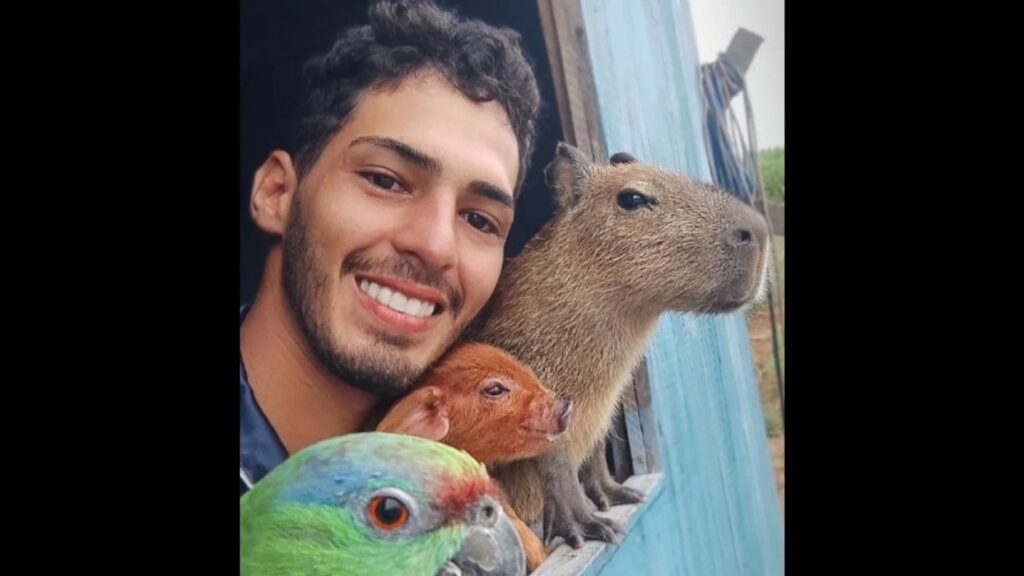 Estudante viraliza ao mostrar amizade com capivara | Jornal de Brasília