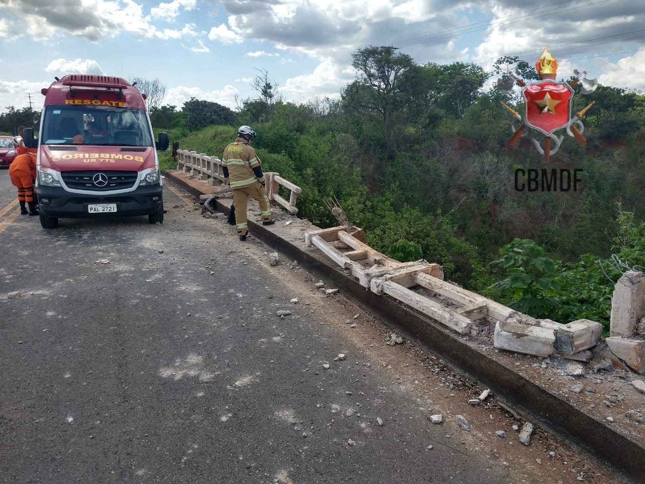 Carro cai de viaduto a 10 metros de altura, na BR 251 | Jornal de Brasília