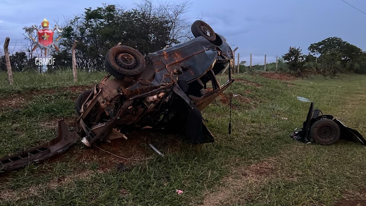 Capotamento na BR-060 deixa motorista preso às ferragens | Jornal de Brasília