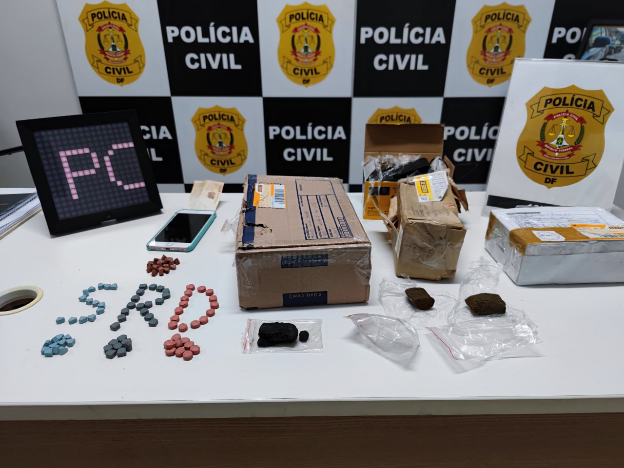 Dupla é Presa Suspeita De Tráfico De Drogas Em Agência De Correios No