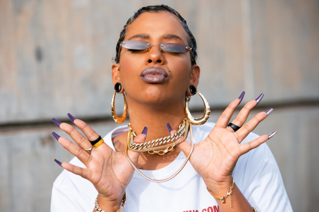 Manifesto, brasileiro e afrofuturista: rapper Thabata Lorena prepara ...