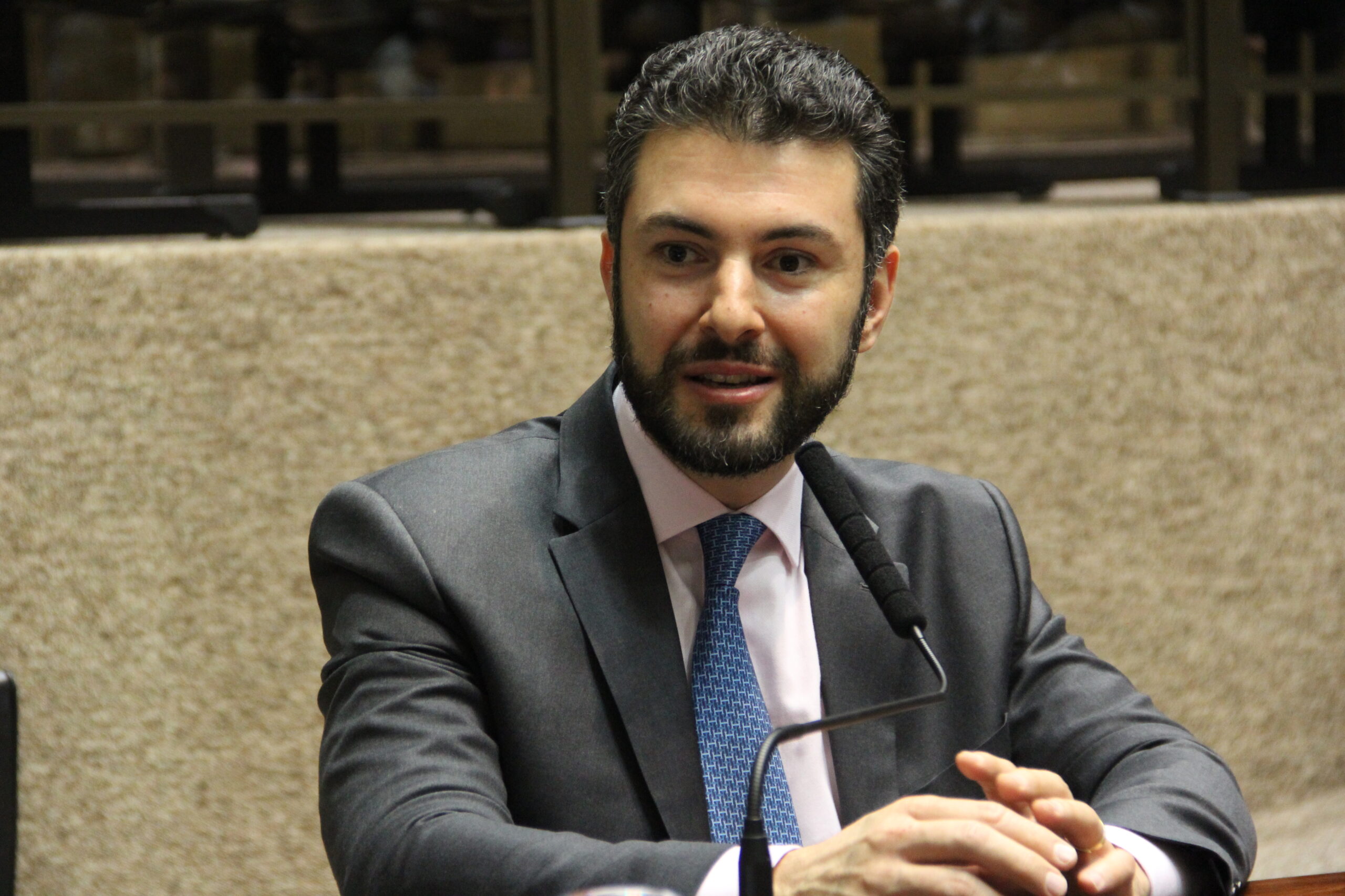 Livro sobre como utilizar e fiscalizar os recursos é coordenado por ...