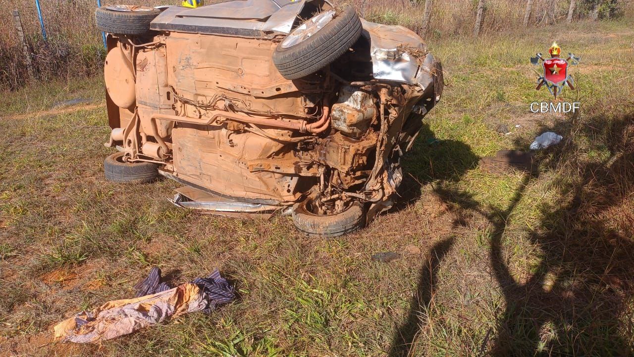 Homem fica em estado grave após capotamento na BR-040 | Jornal de Brasília