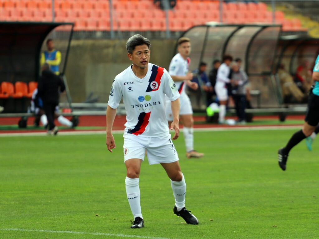Aos 56 anos, Kazu renova contrato com clube português por uma temporada ...
