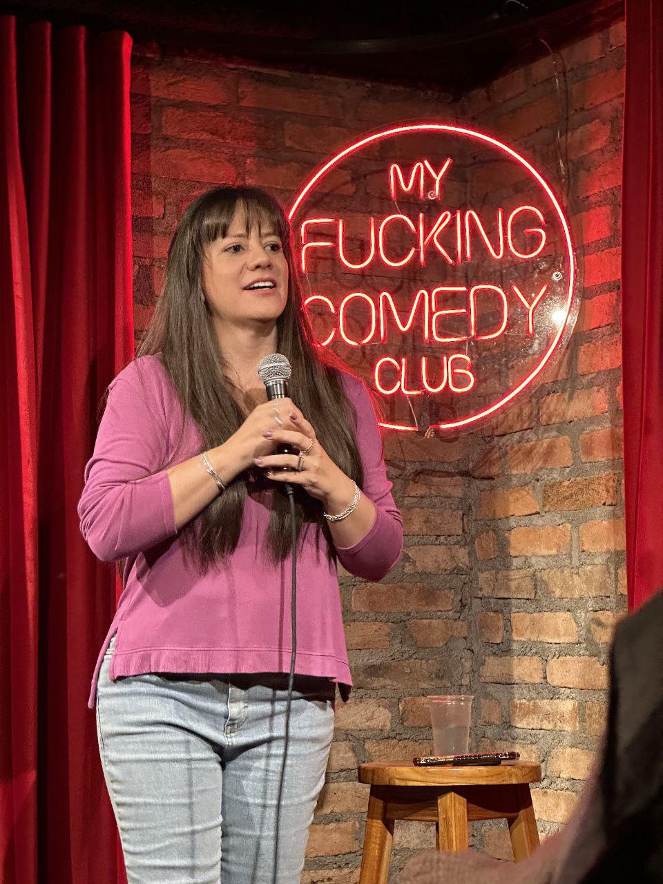 CRISS PAIVA – A carismática host do Vênus Podcast em Brasília com o show: “Stand Up Comedy ...