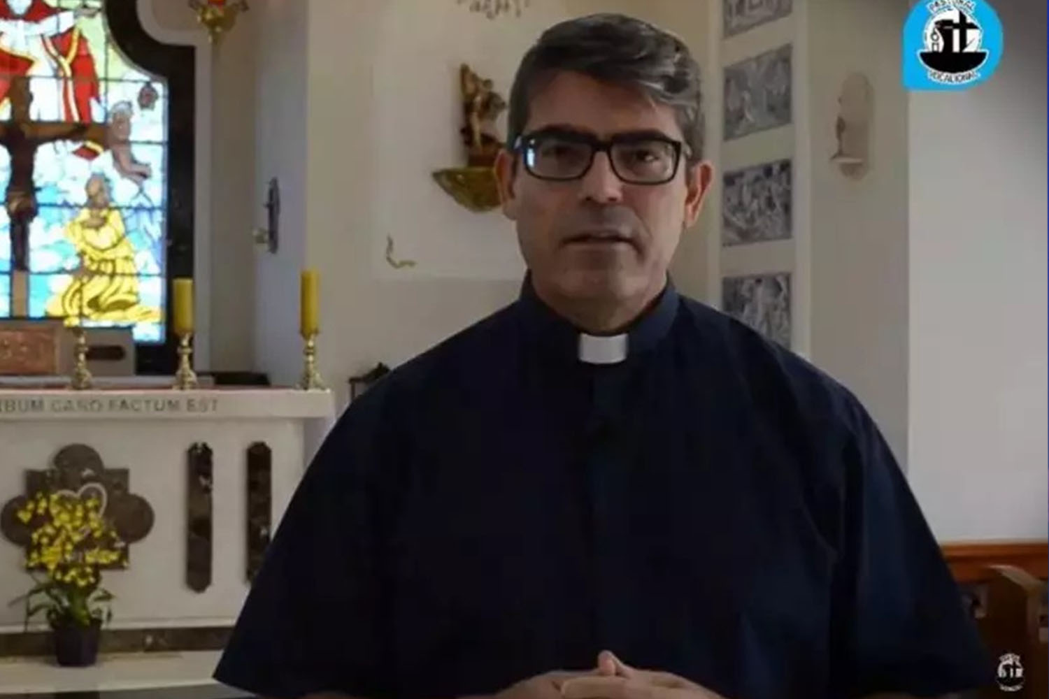 Caiu da graça? Padre descobre que vai ser pai e pede dispensa de cargo ...