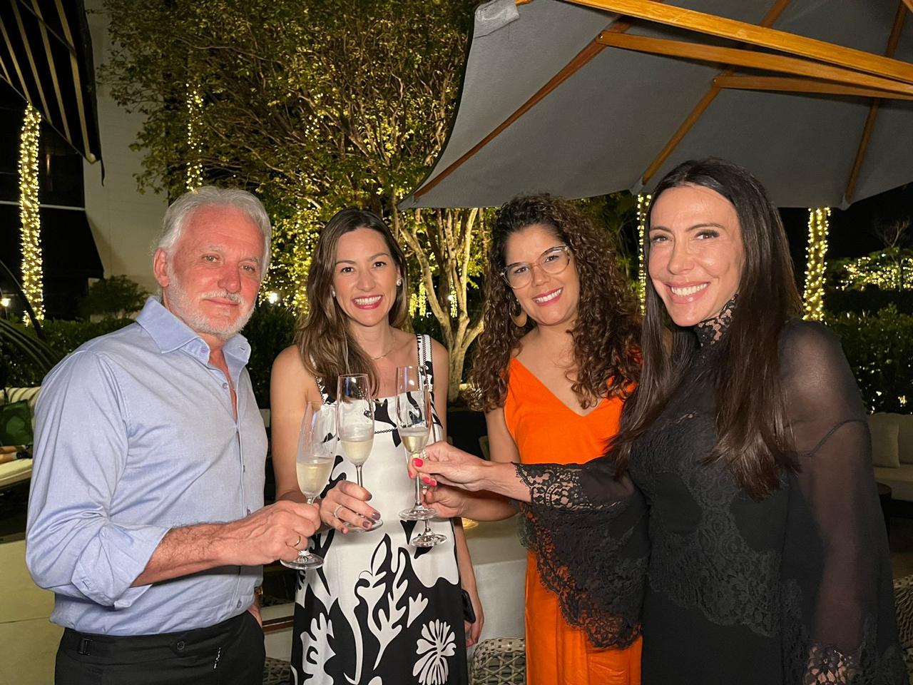 Empresária Renata Russo comemora aniversário com jantar no Piselli ...