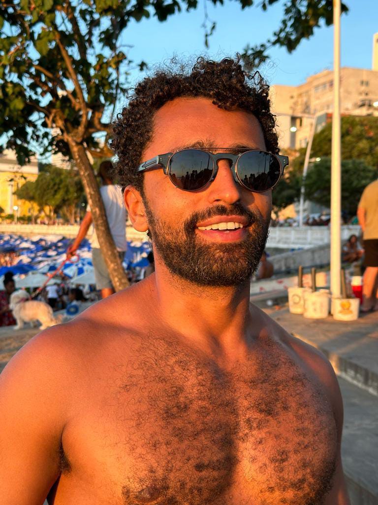 Casal celebra amor e natureza: ator Fernando Vitor e curador Hélio ...