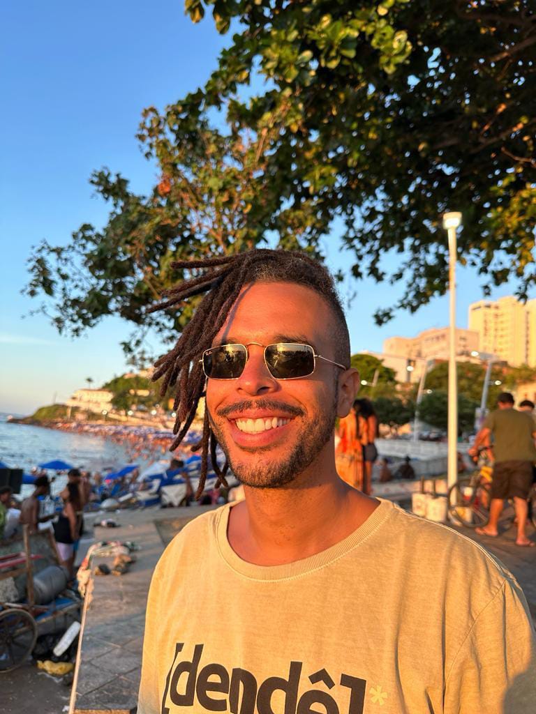 Casal celebra amor e natureza: ator Fernando Vitor e curador Hélio ...