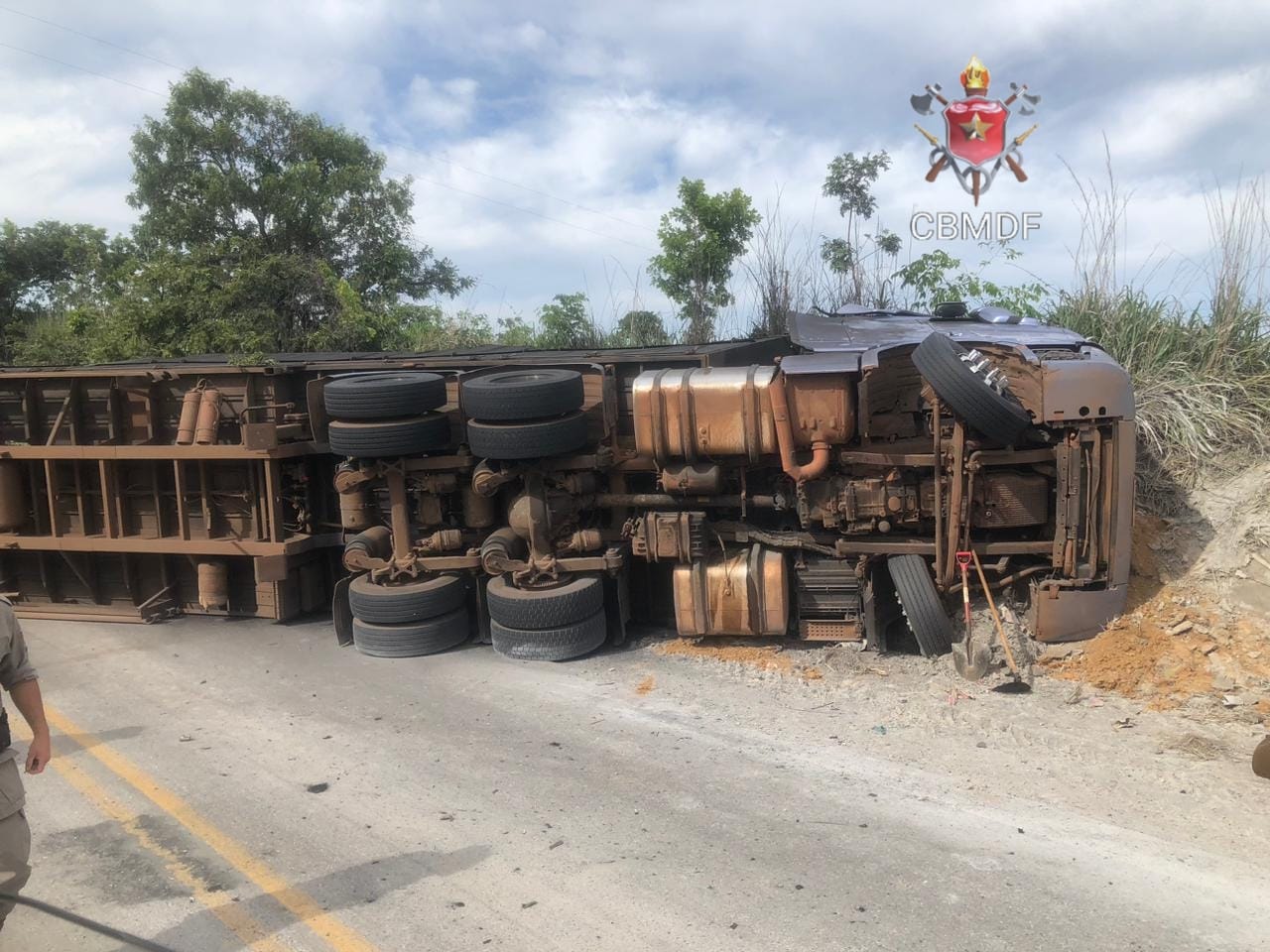 Tombamento de carreta interdita parte da BR-080 | Jornal de Brasília