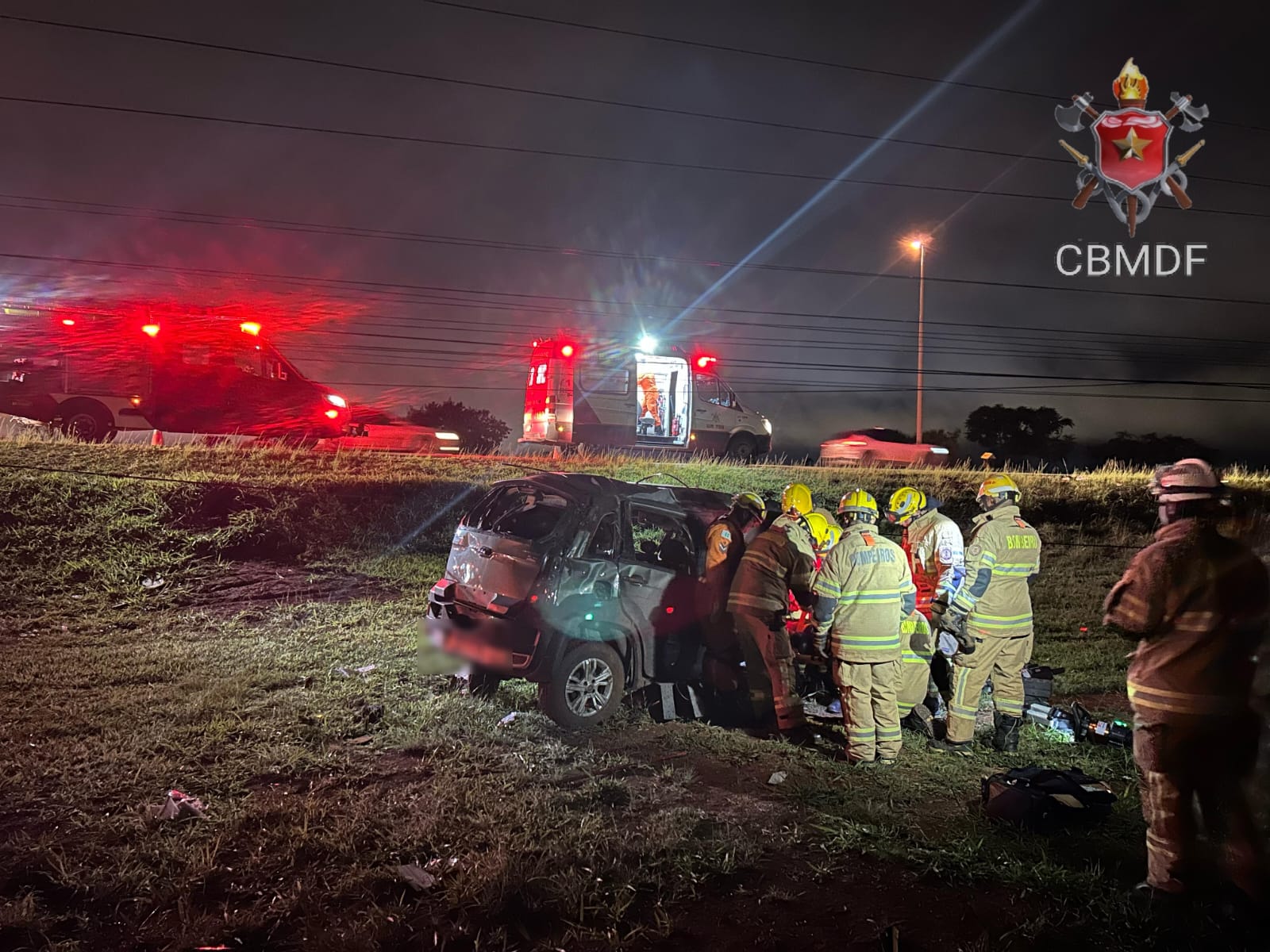 Carro atinge poste após capotamento na BR-070 | Jornal de Brasília
