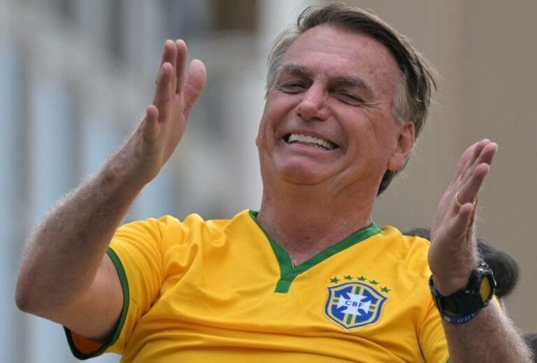 Bolsonaro ganha linha de perfume com seu nome