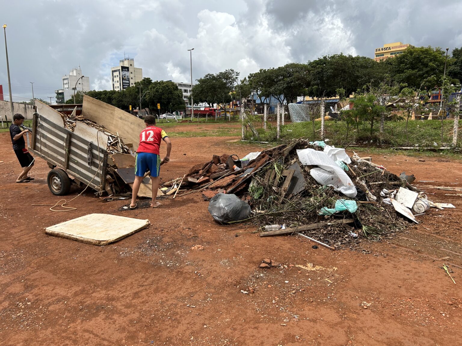Papa entulho transborda em Ceilândia | Jornal de Brasília