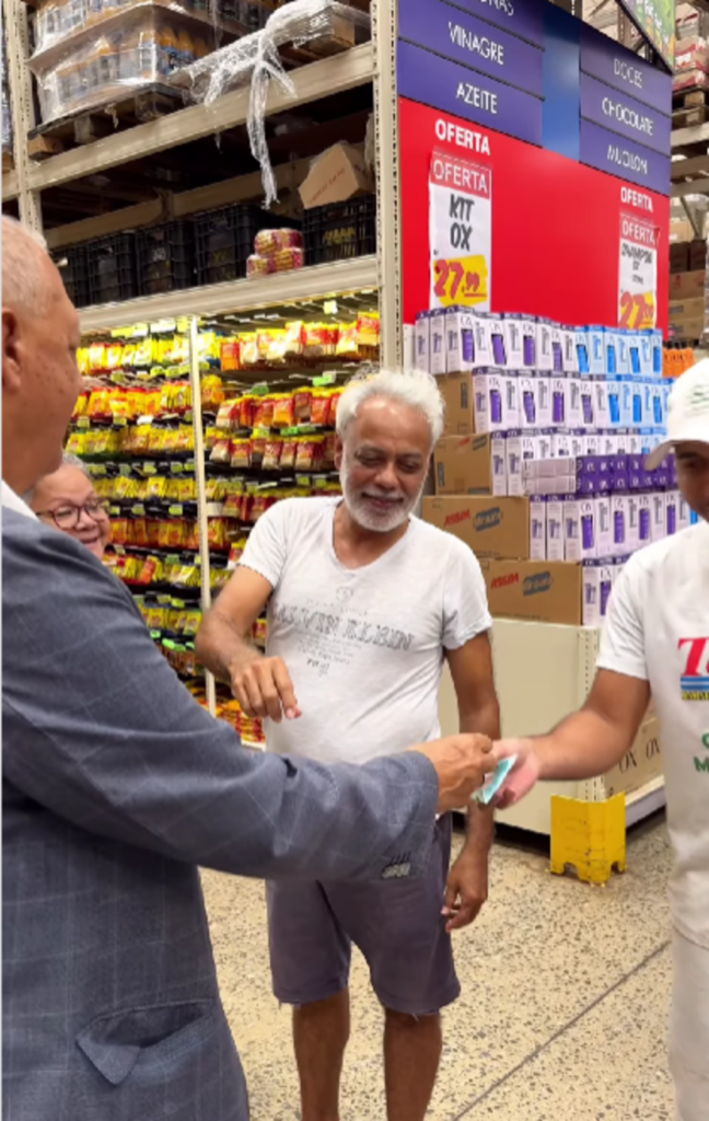 Dono dos supermercados Tatico distribui notas de 50 e 100 reais ...