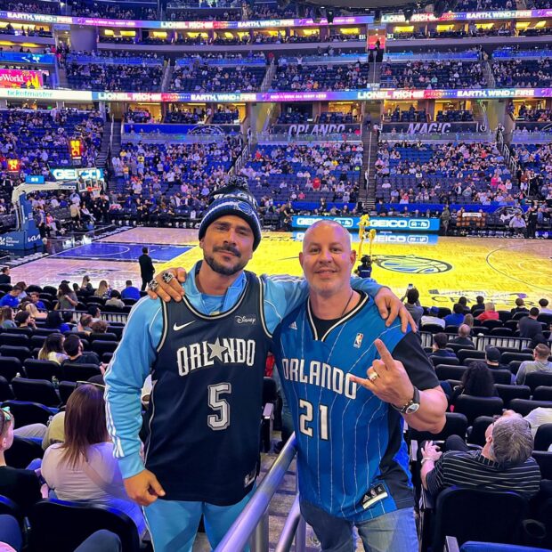 Viajando sem a família pela primeira vez, Julio Rocha vai a jogo de ...