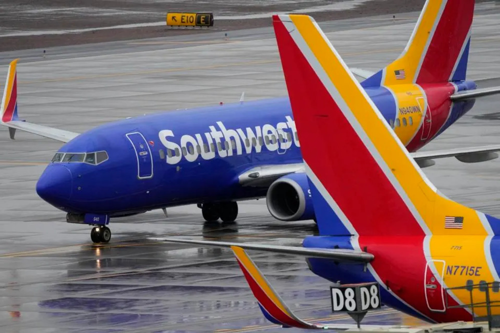 Nos EUA, FAA investiga queda de tampa de motor de Boeing operado pela ...