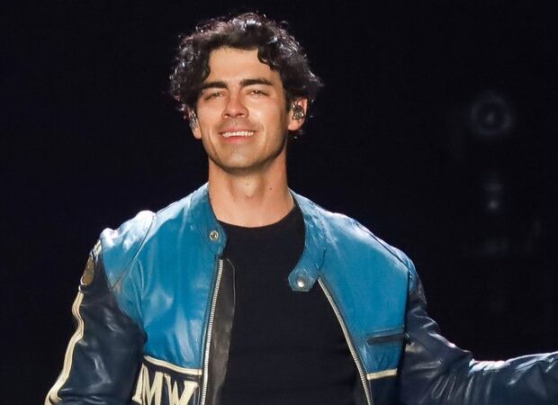 Joe Jonas, do Jonas Brothers, é visto por fãs em pastelaria em São ...