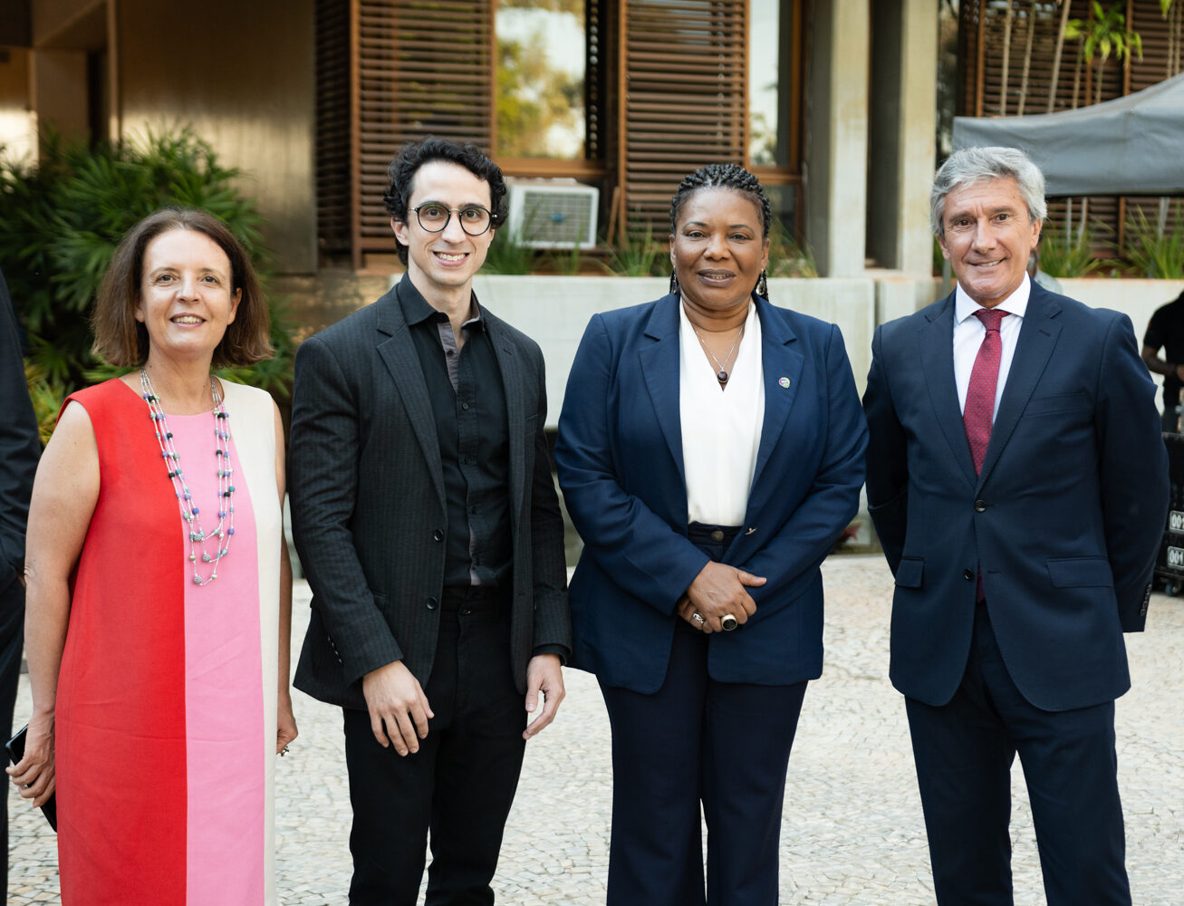 Jardins da Embaixada de Portugal ganham exposição inaugurada com evento ...