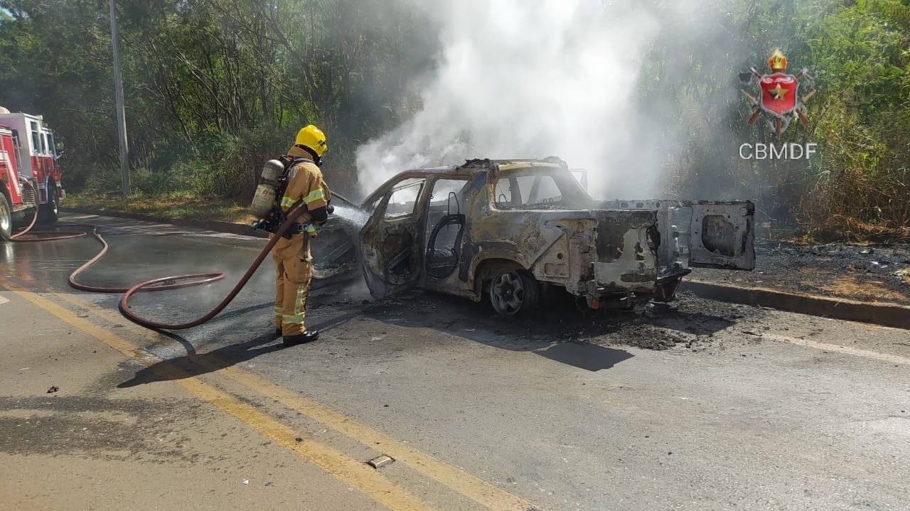 Carro pega fogo próximo a cidade do Gama/DF | Jornal de Brasília