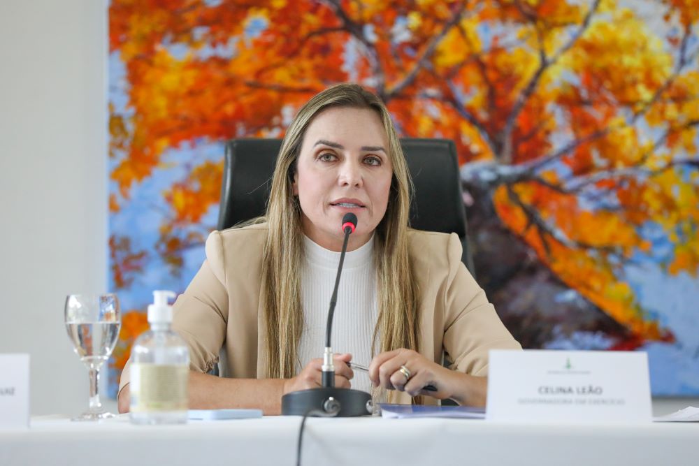 Celina assina termo de compromisso para regularizar condomínios no DF ...