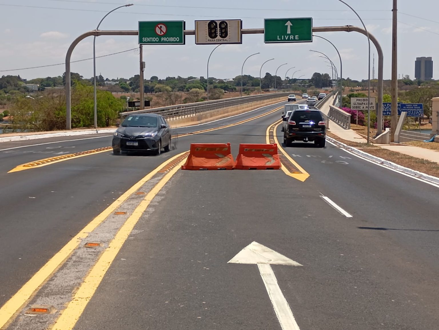Sinalização da Ponte Honestino Guimarães é recuperada | Jornal de Brasília